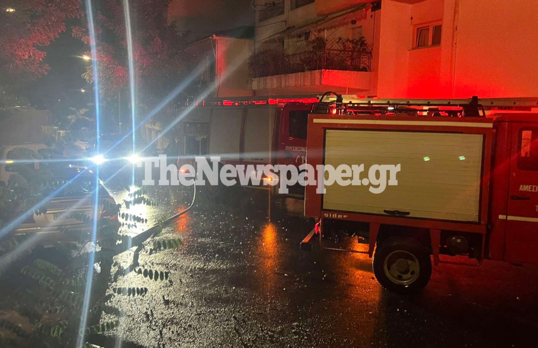 Στις φλόγες παλιά κατοικία στον Βόλο – Δείτε εικόνες και βίντεο ...