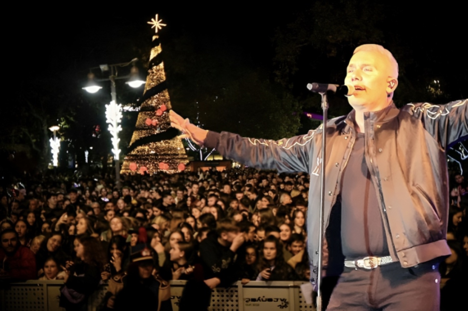 Με Στέλιο Ρόκκο το άναμμα του Χριστουγεννιάτικου Δένδρου στη Λάρισα σε ...