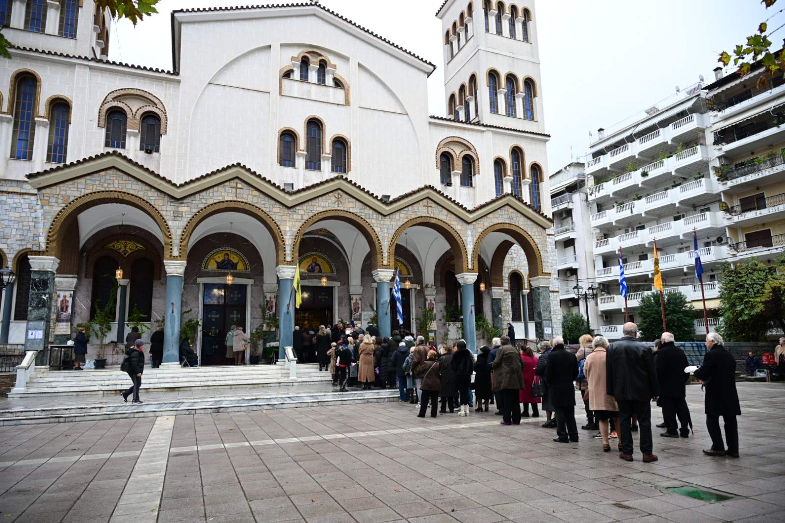 Λάρισα: «Ουρά» πιστών στον Ιερό Ναό του Αγίου Νικολάου για τον εορτασμό ...