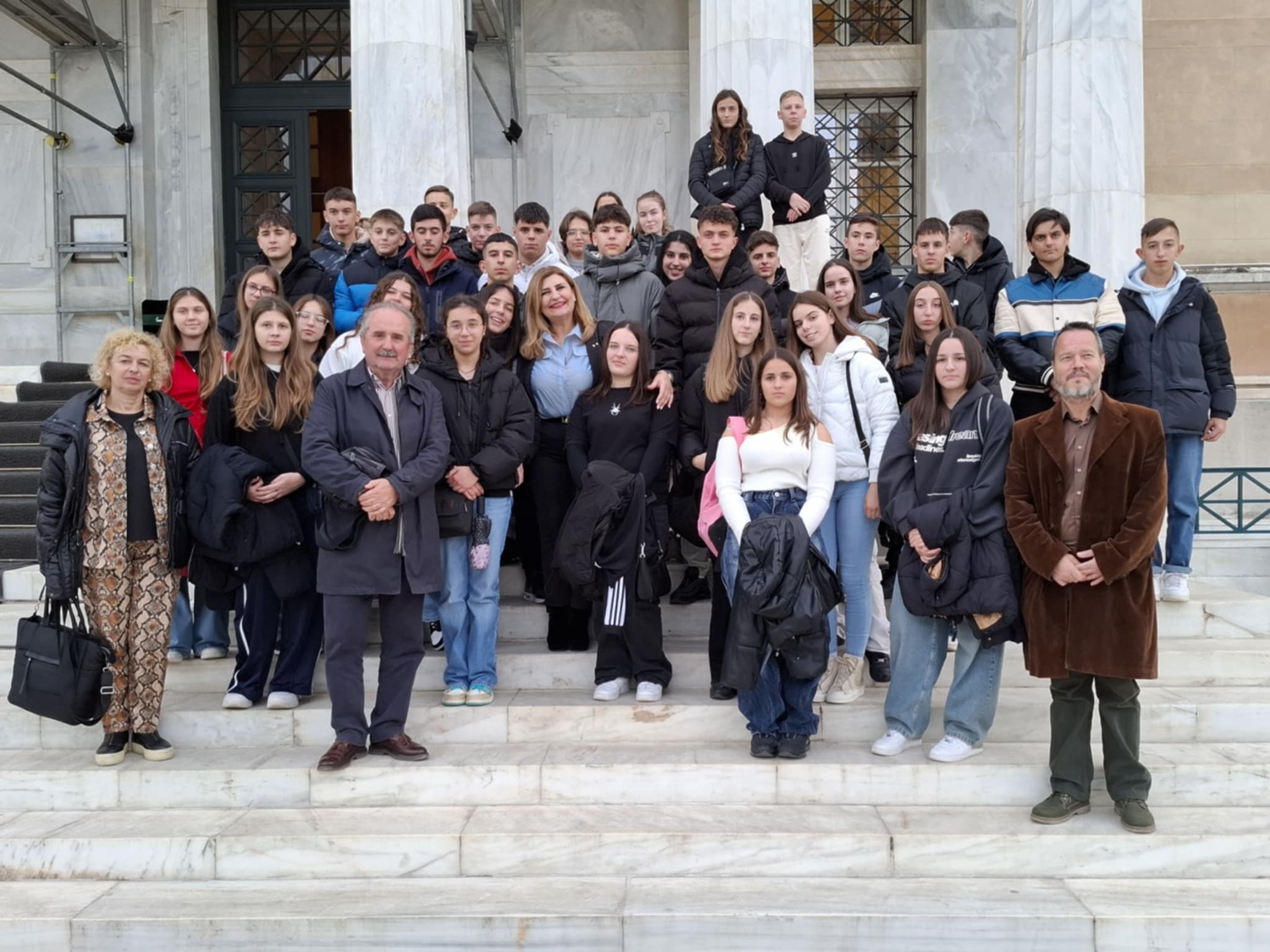 Λιακούλη με μαθητές και μαθήτριες γυμνασίου Νίκαιας: «Η ελπίδα έρχεται ...