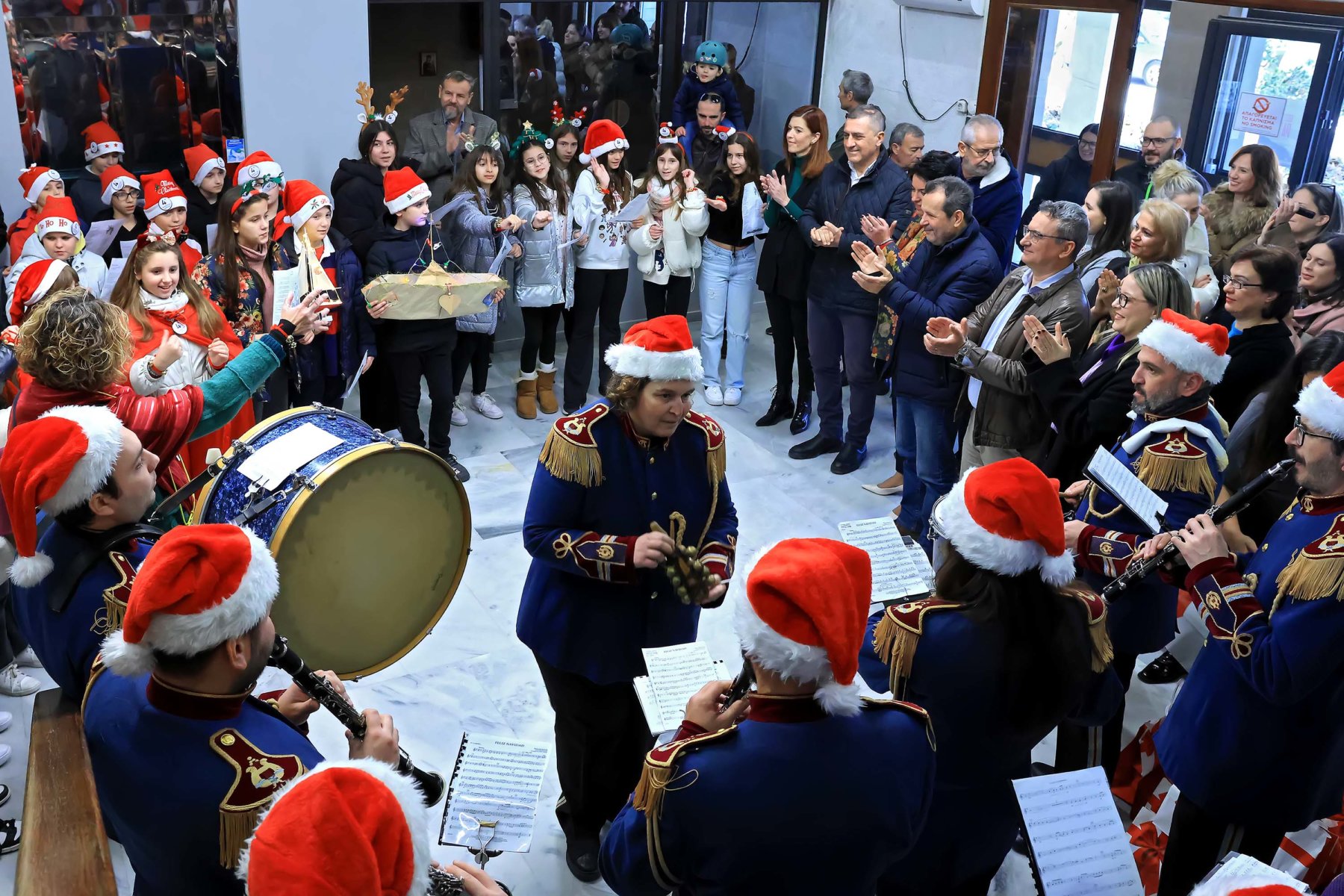 Χριστουγεννιάτικα κάλαντα στην Περιφέρεια από μαθητές του 4ου Δημοτικού ...