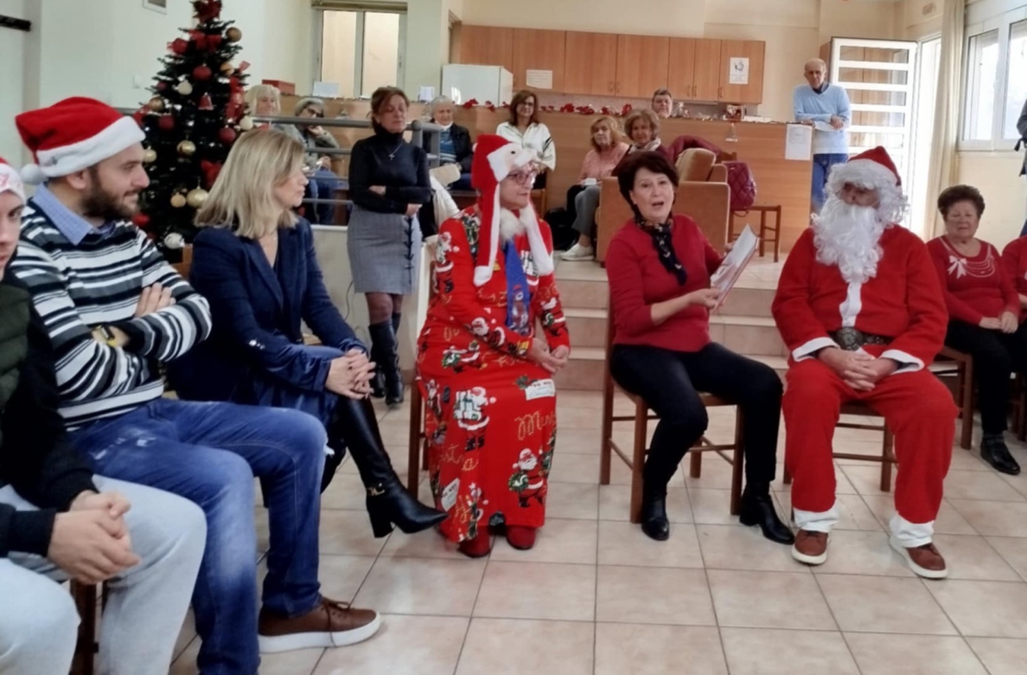Χριστουγεννιάτικη εκδήλωση για το Β΄ΚΑΠΗ Λάρισας και το παράρτημα Α.μεΑ ...