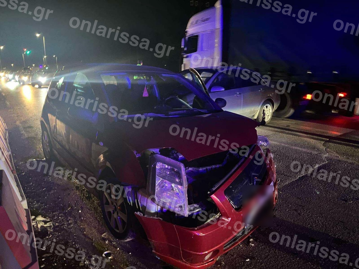 Σφοδρή σύγκρουση αυτοκινήτων και «ουρές» οχημάτων στον περιφερειακό της Λάρισας - Στο νοσοκομείο ...