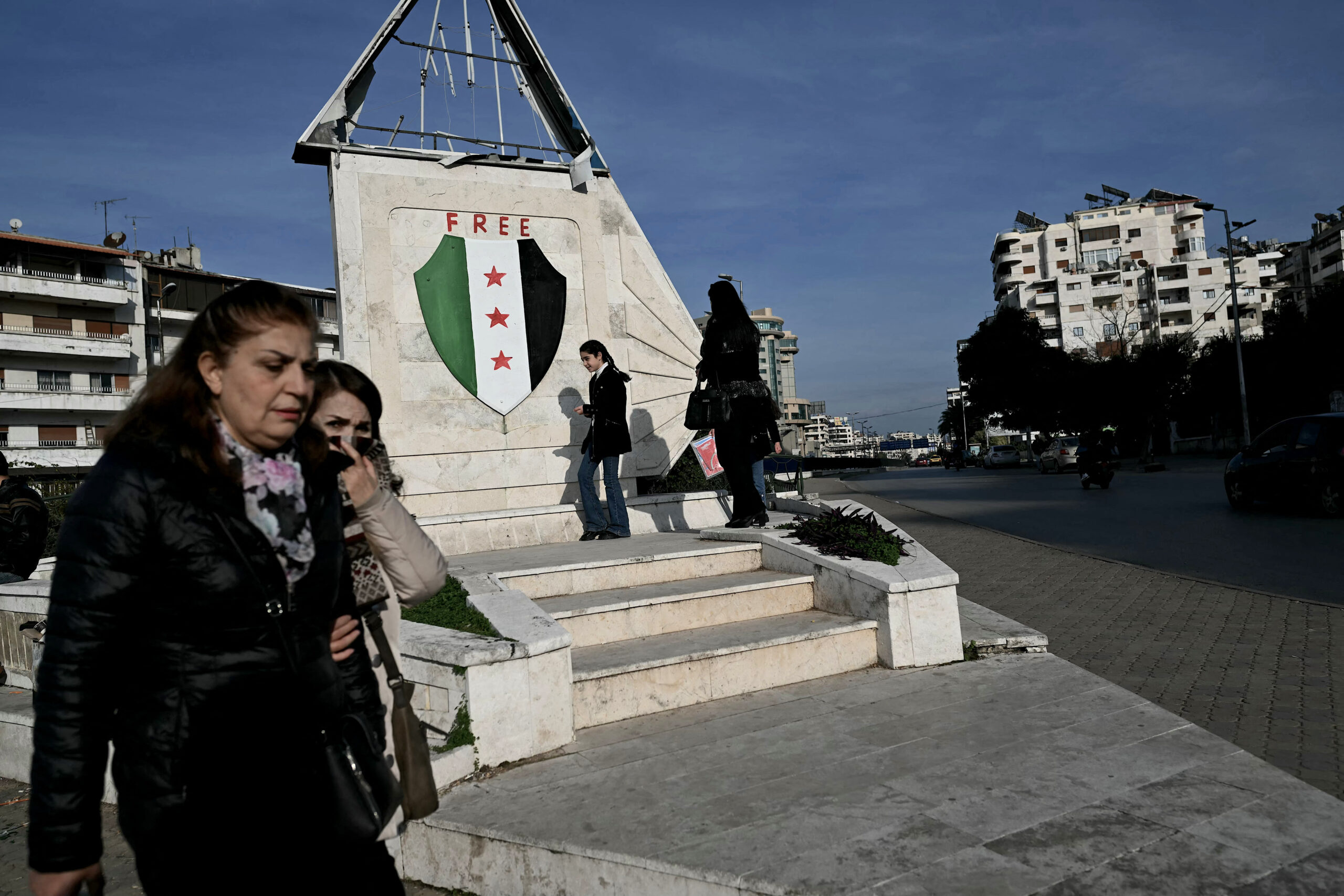Συρία: Οι νέες αρχές της χώρας δηλώνουν ότι θέλουν να συμβάλουν «στην ...