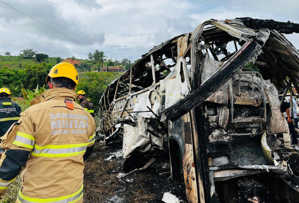 Βραζιλία: Τουλάχιστον 38 οι νεκροί από τη σύγκρουση λεωφορείου με ...