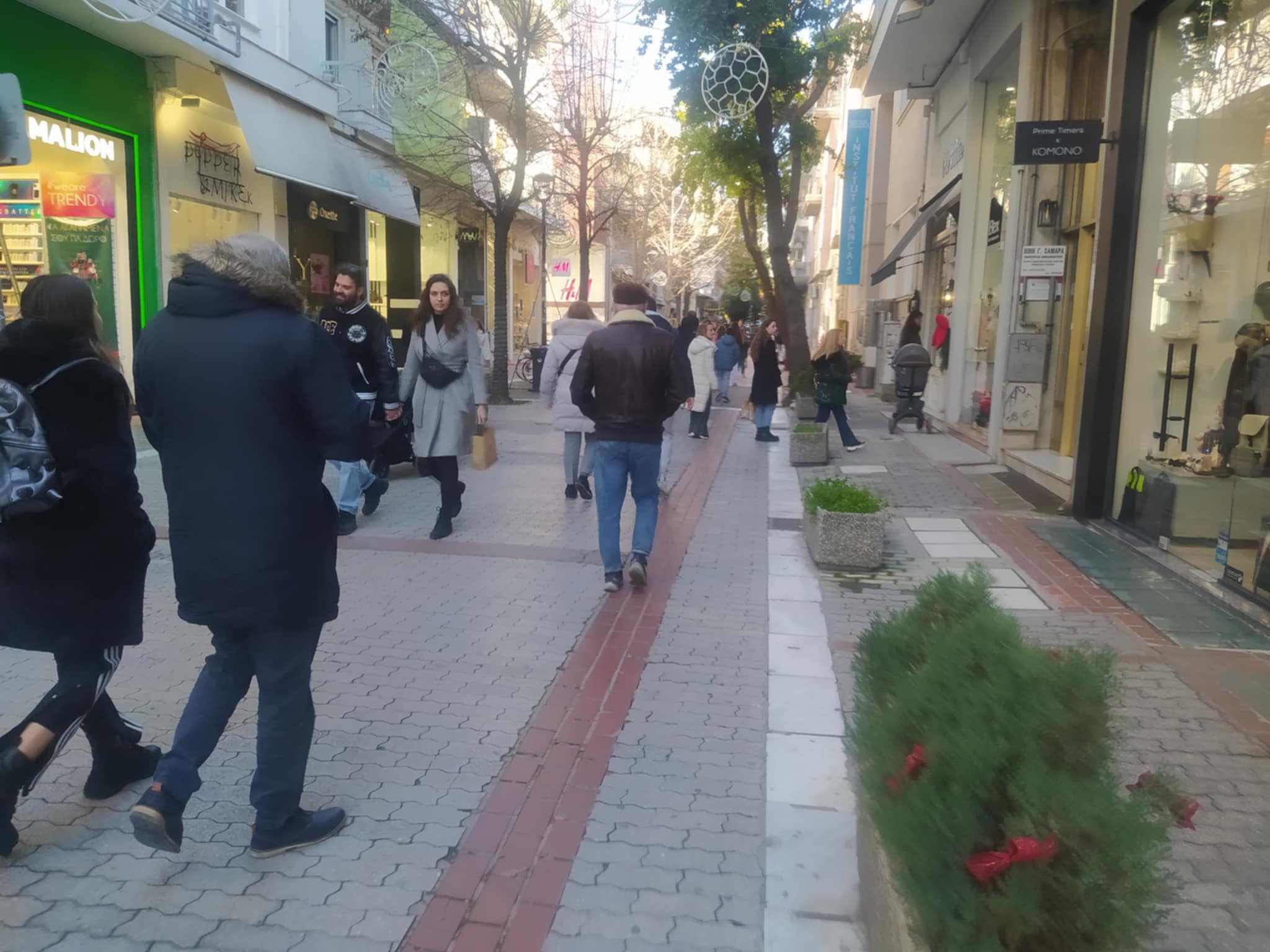 Συνωστισμός στην αγορά της Λάρισας - Για ψώνια και καφέ οι Λαρισαίοι ...