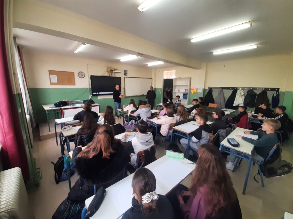 Προσφορά μαθητών του 8ου Γυμνασίου Λάρισας στο Κοινωνικό Παντοπωλείο ...