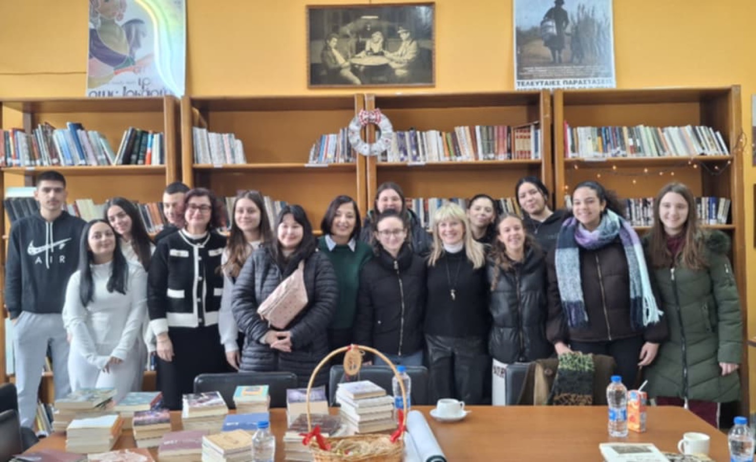 «Το φως δυνάμωσε» με την προσφορά βιβλίων στο 13ο ΓΕΛ Λάρισας (φωτο ...
