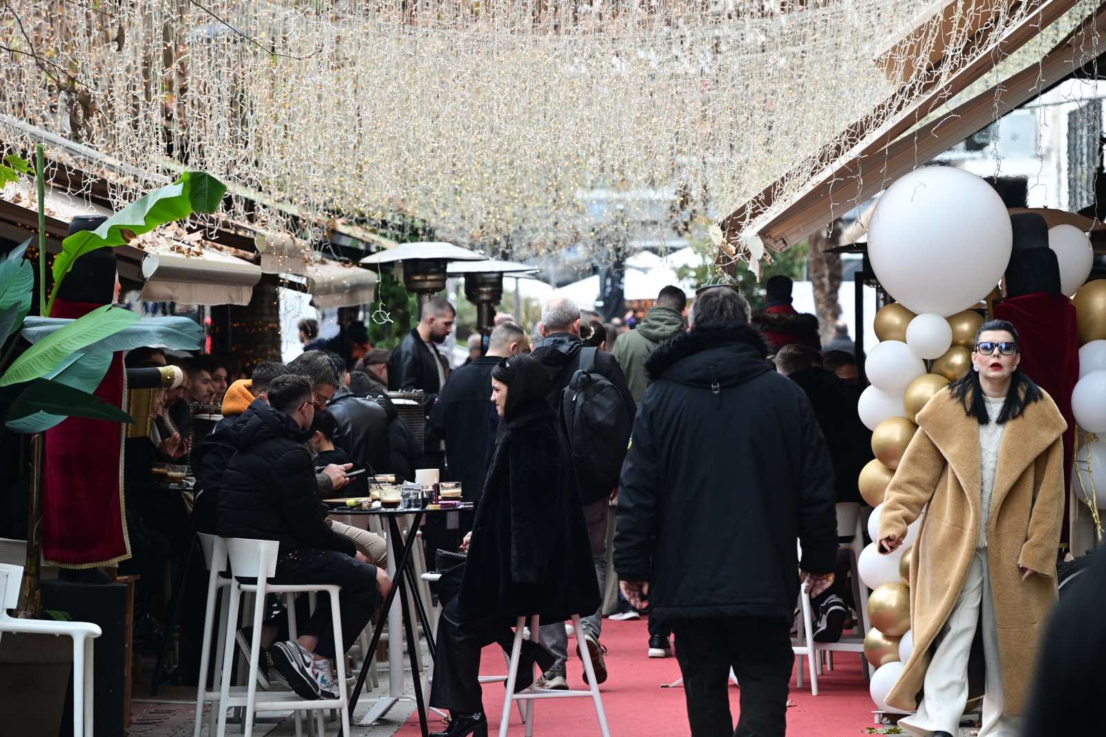 Στην αγορά για καφέ και για τα τελευταία ψώνια τους οι Λαρισαίοι ...
