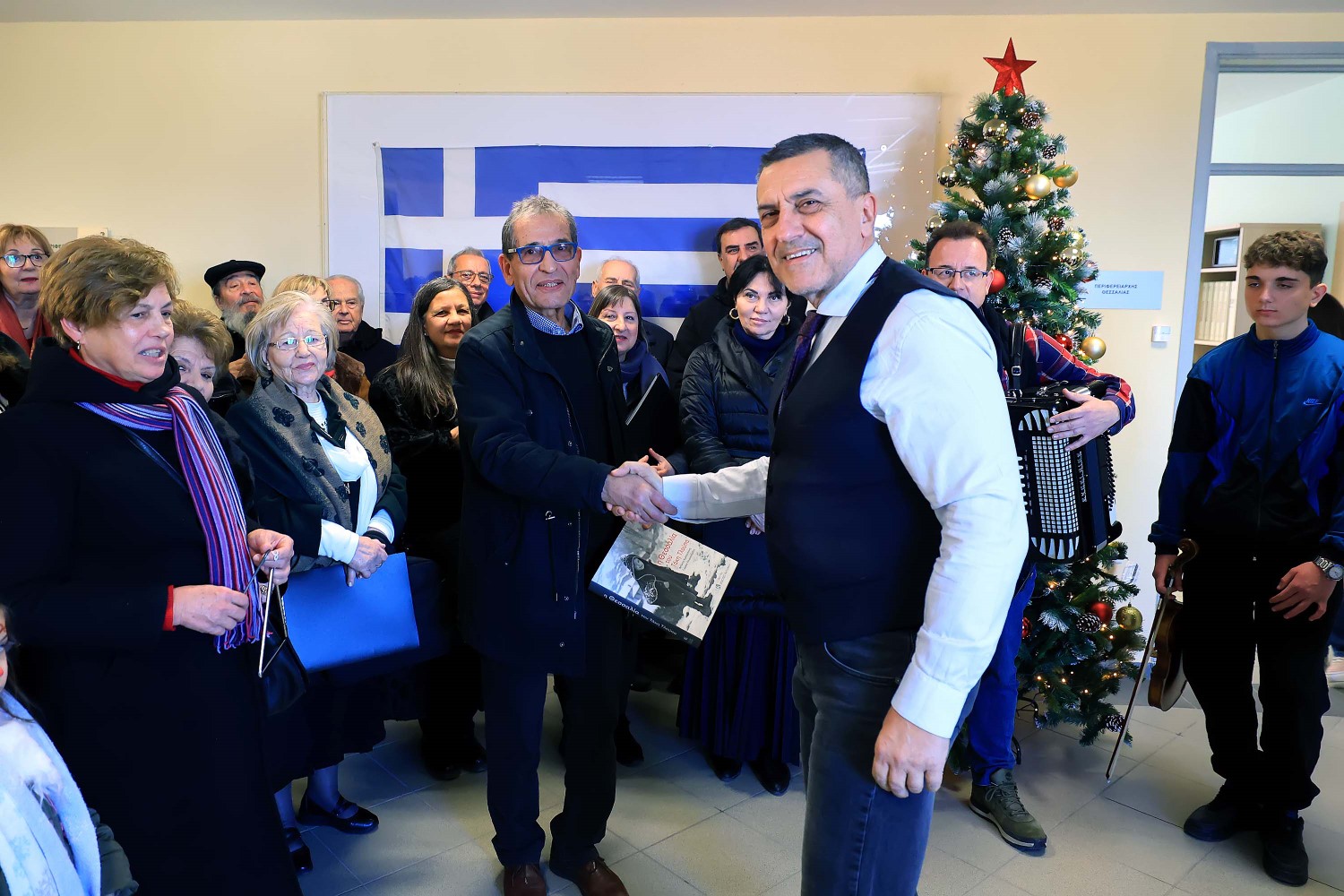 Η χορωδία «Ευεστώ» έψαλε τα κάλαντα στον Περιφερειάρχη Θεσσαλίας ...