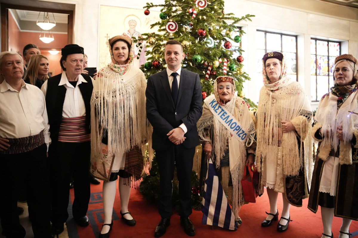 Τα πρωτοχρονιάτικα κάλαντα στο δημαρχείο της Αθήνας άκουσε ο Χάρης ...
