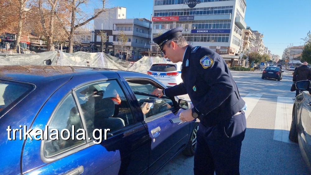 Πρωτοχρονιά στους δρόμους για την Τροχαία Τρικάλων - Μοίρασε φυλλάδια ...