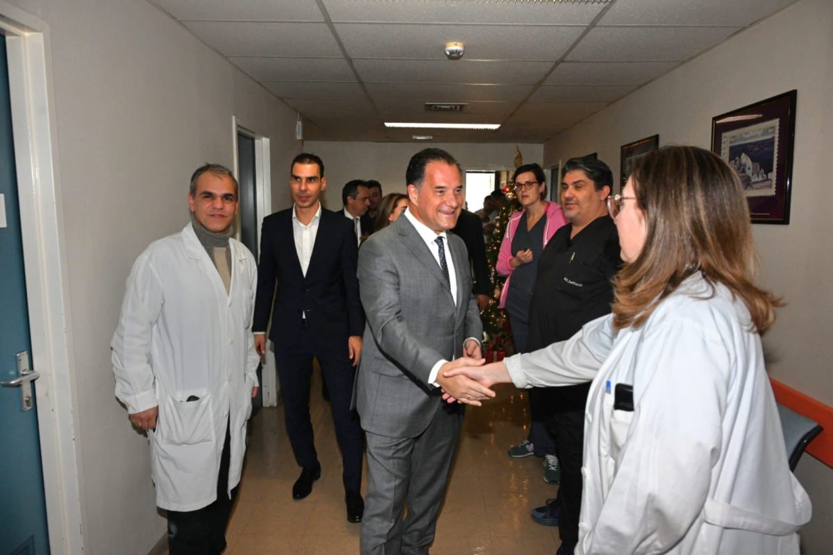 Με ασθενείς και εργαζομένους συνομίλησε ο Άδωνις Γεωργιάδης σε επίσκεψη ...