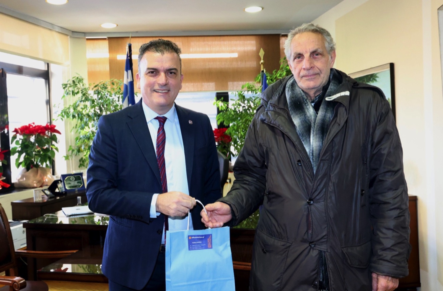 Με τους τυχερούς της Πρωτοχρονιάτικης πίτας ο Δήμαρχος Λαρισαίων (φωτό ...