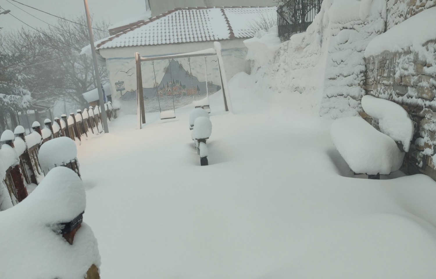Μισό μέτρο χιόνι σε χωριό της Λάρισας σ' ένα μαγευτικό χειμωνιάτικο ...