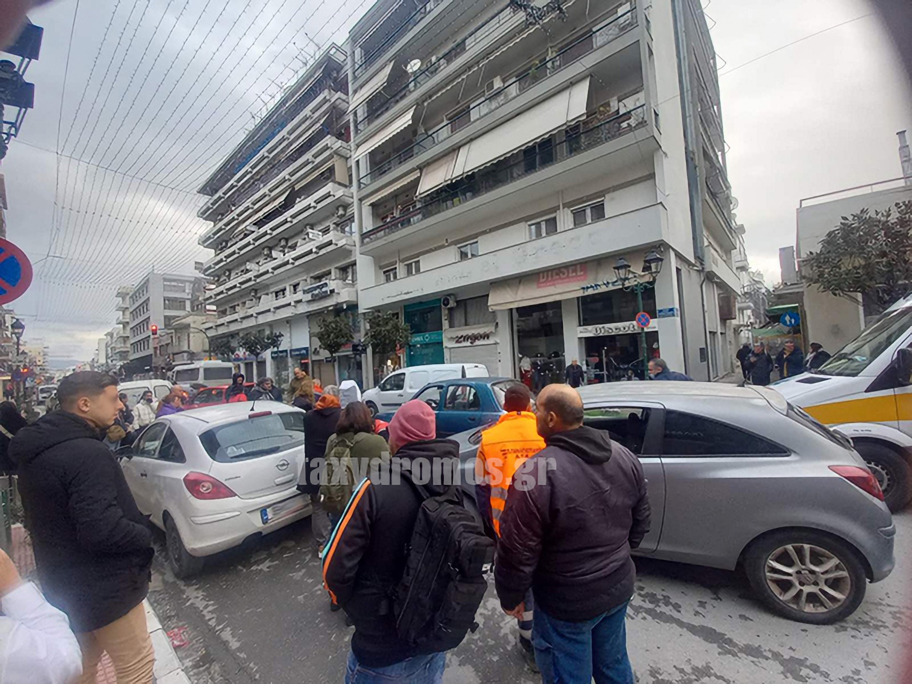 Σοκ στον Βόλο: Οδηγός υπέστη ανακοπή πάνω στο τιμόνι, χάος στη ...