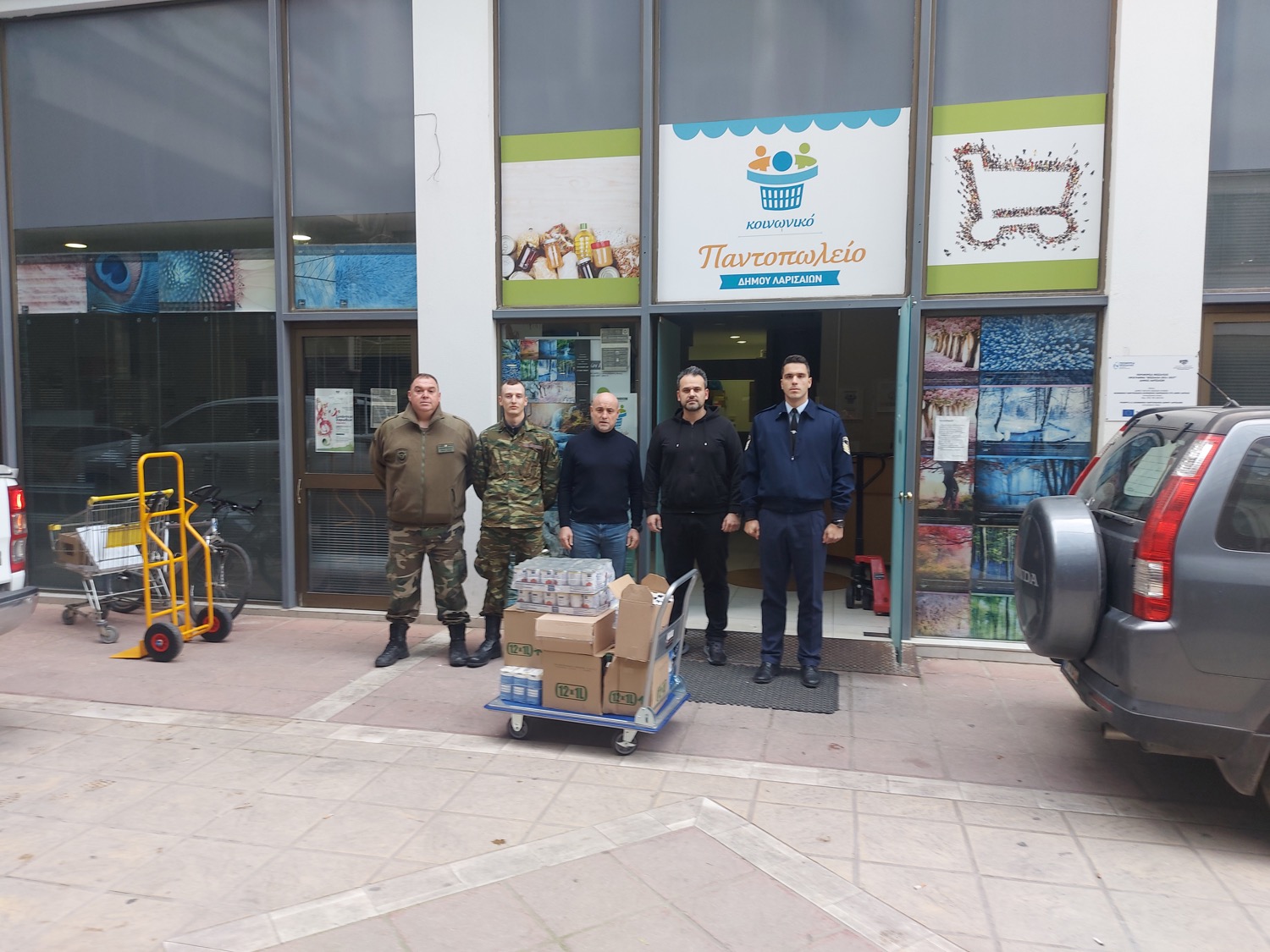 Προσφορά τροφίμων στο Κοινωνικό Παντοπωλείο του δήμου Λαρισαίων από την ...