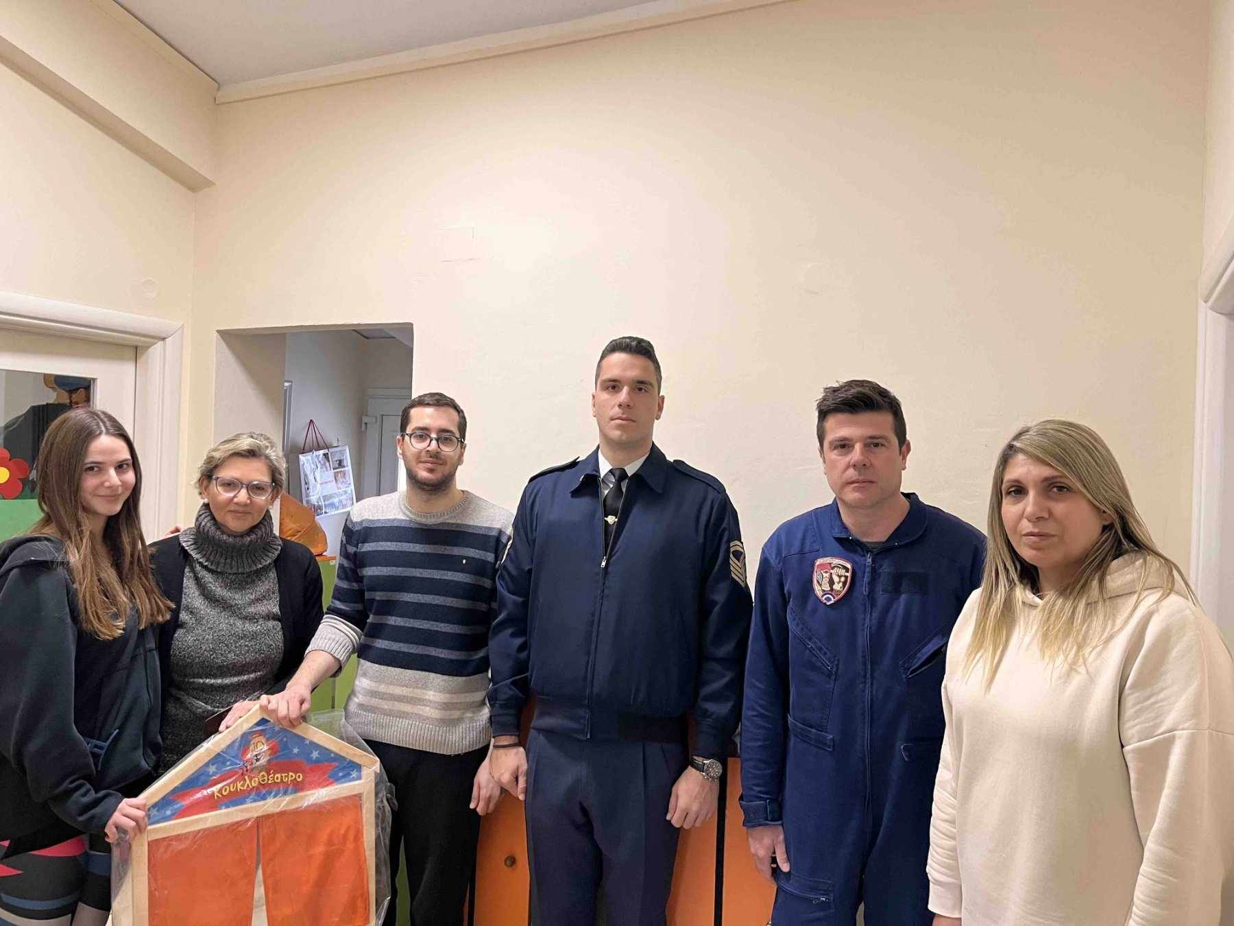 Η 110 Πτέρυγα Μάχης πρόσφερε εκπαιδευτικό υλικό στις δομές του Συλλόγου ...