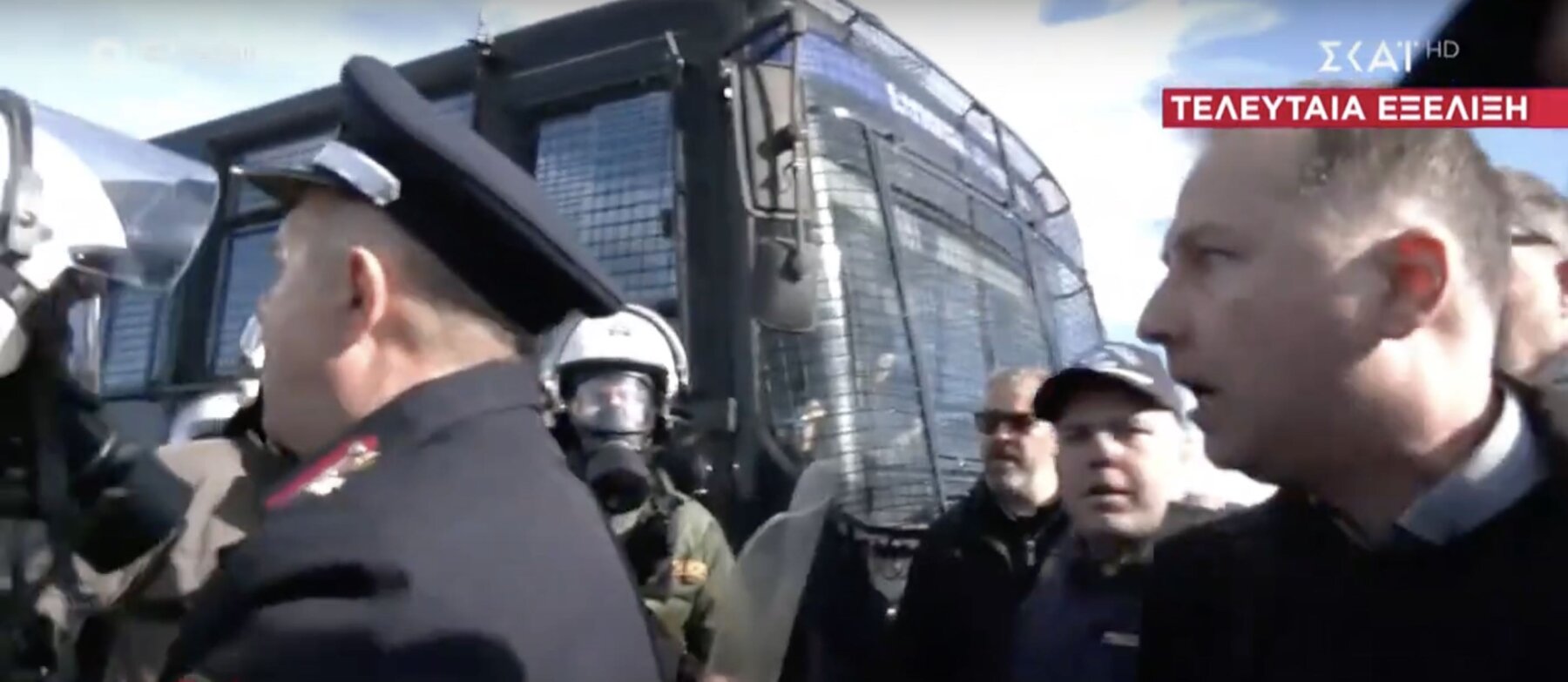 Διαμάχη βουλευτή της Μαγνησίας με άνδρα τον ΜΑΤ για τη χρήση χημικών ...