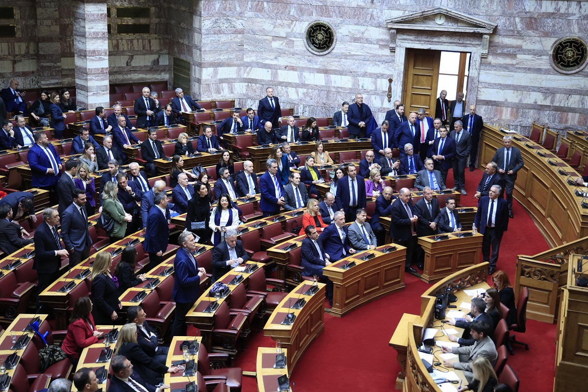 Βουλή: Χαρακτηριστικά στιγμιότυπα κατά την ψηφοφορία στην Ολομέλεια για ...