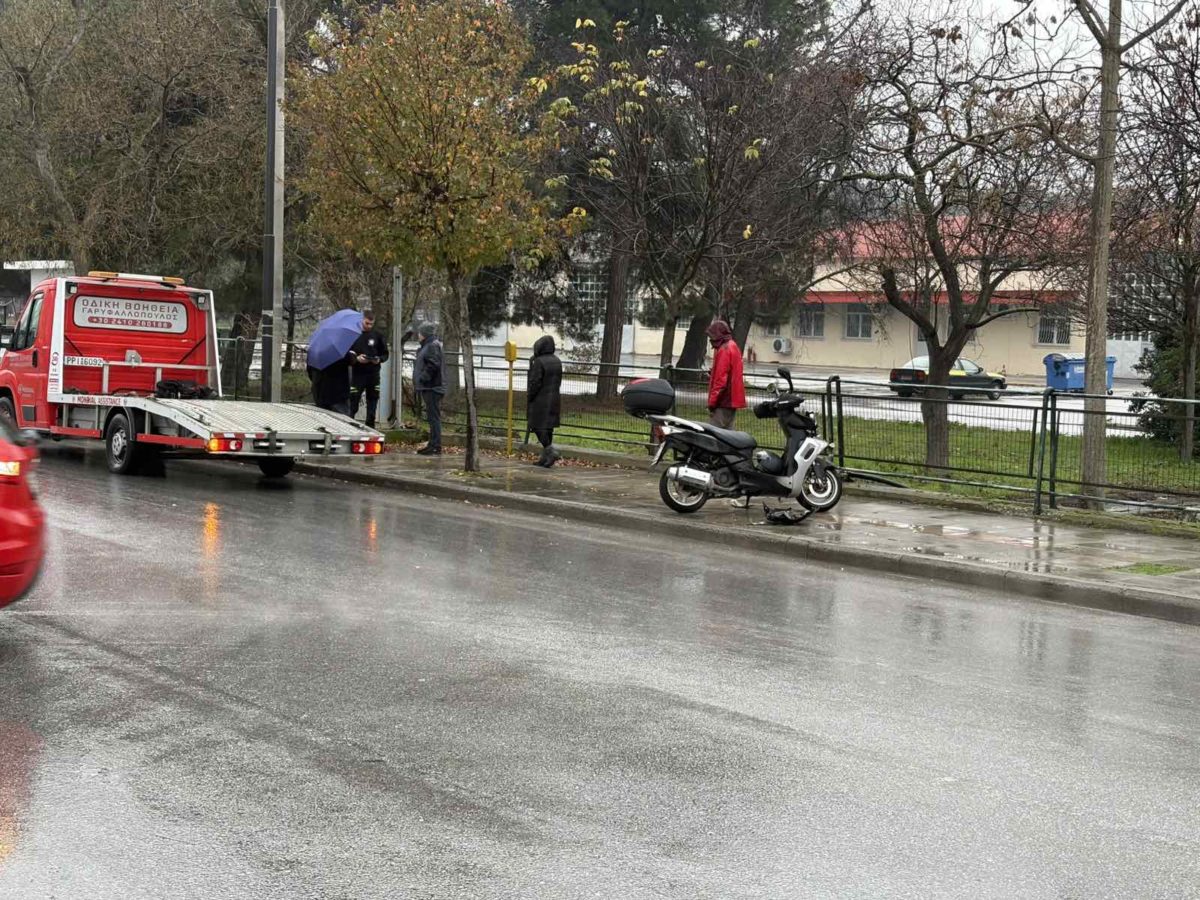 Λάρισα: Αυτοκίνητο συγκρούστηκε με μηχανάκι στο ολισθηρό οδόστρωμα στη ...
