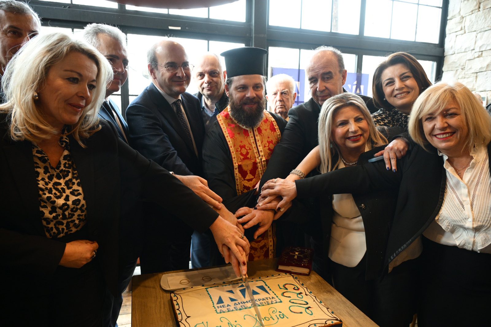 Πλήθος κόσμου στην κοπή πίτας της ΔΕΕΠ Λάρισας παρουσία του υπουργού Κ ...