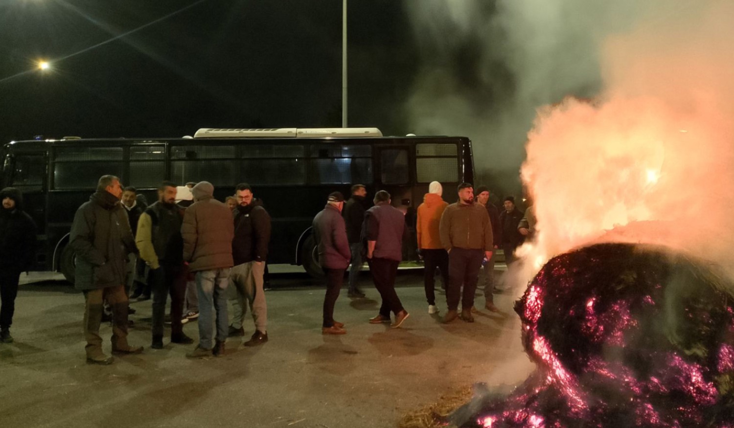 Απέκλεισαν τον κόμβο της Γυρτώνης οι αγρότες της Λάρισας (φωτό ...