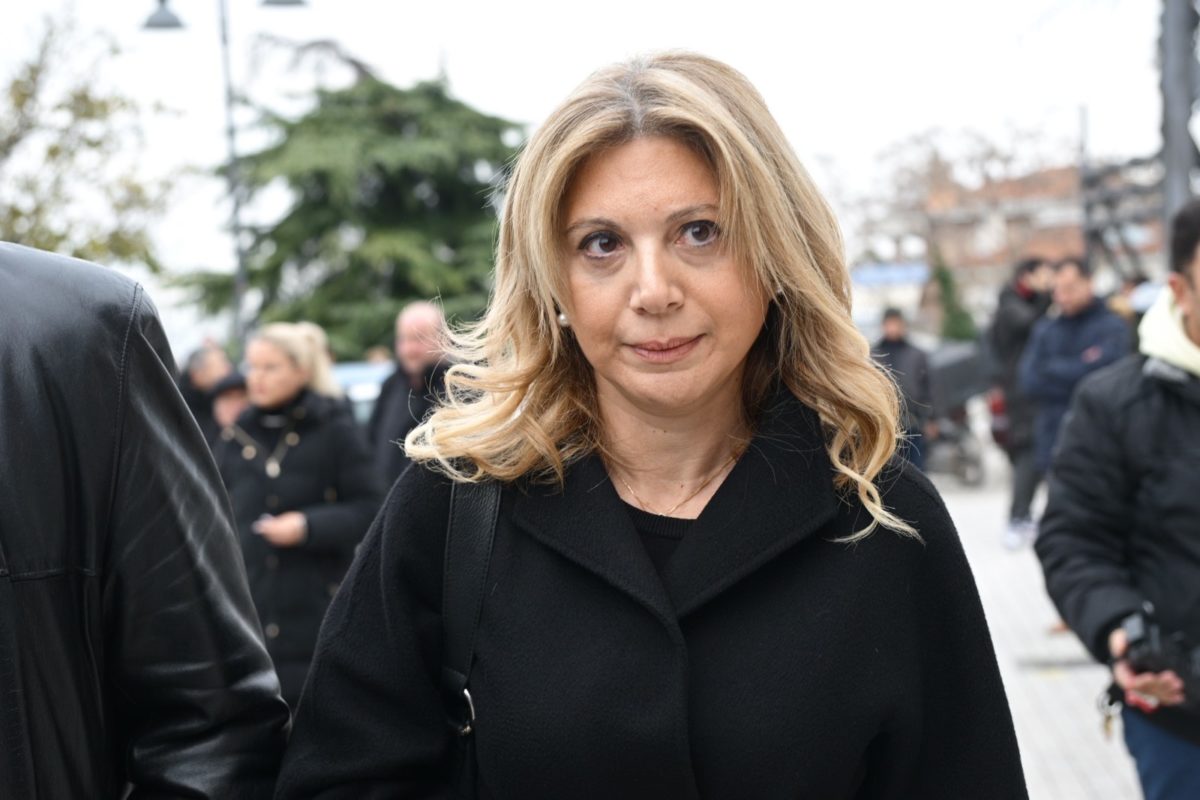 Στην κηδεία του Καλογήρου η Καρυστιανού: «Έπρεπε να βρίσκομαι εδώ για ...