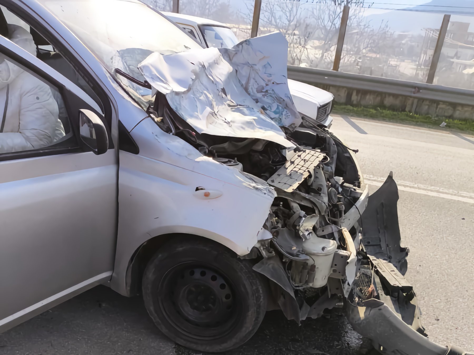 Σύγκρουση οχημάτων έξω από τη Λάρισα - Μία γυναίκα τραυματίας ...