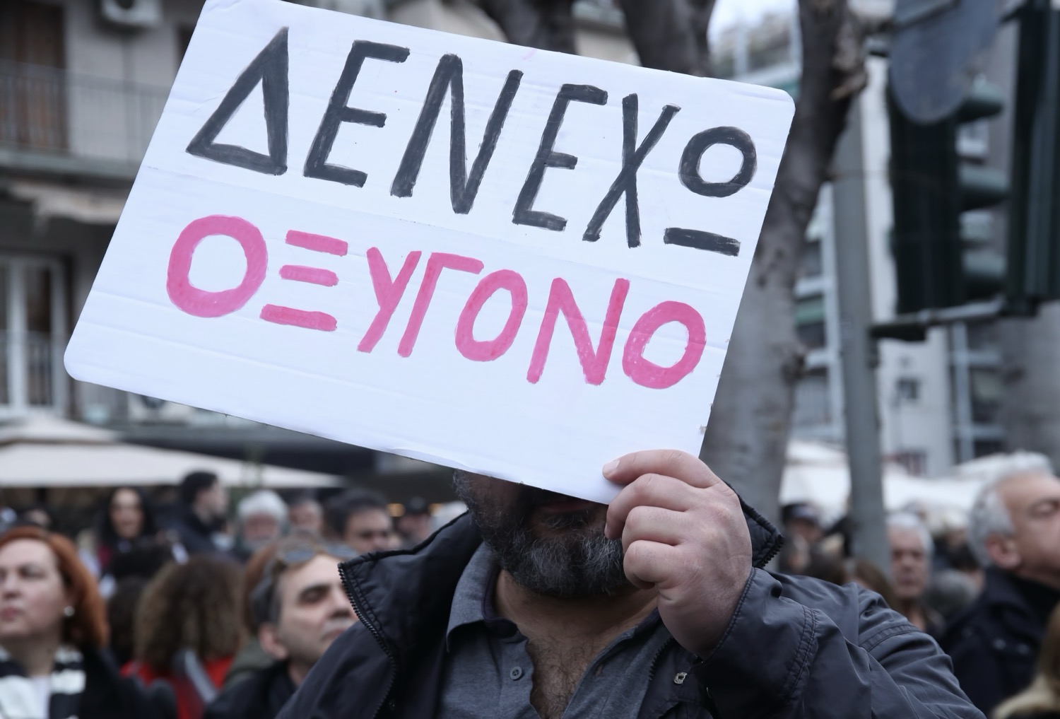"Δεν έχω οξυγόνο": Κατεβάζουν ρολά καφέ, μπαρ και εστιατόρια την ...