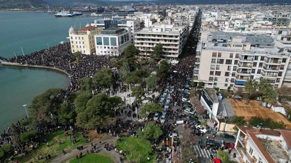Eναέριες εικόνες: Δεκάδες χιλιάδες Βολιώτες «βούλιαξαν» το κέντρο της ...