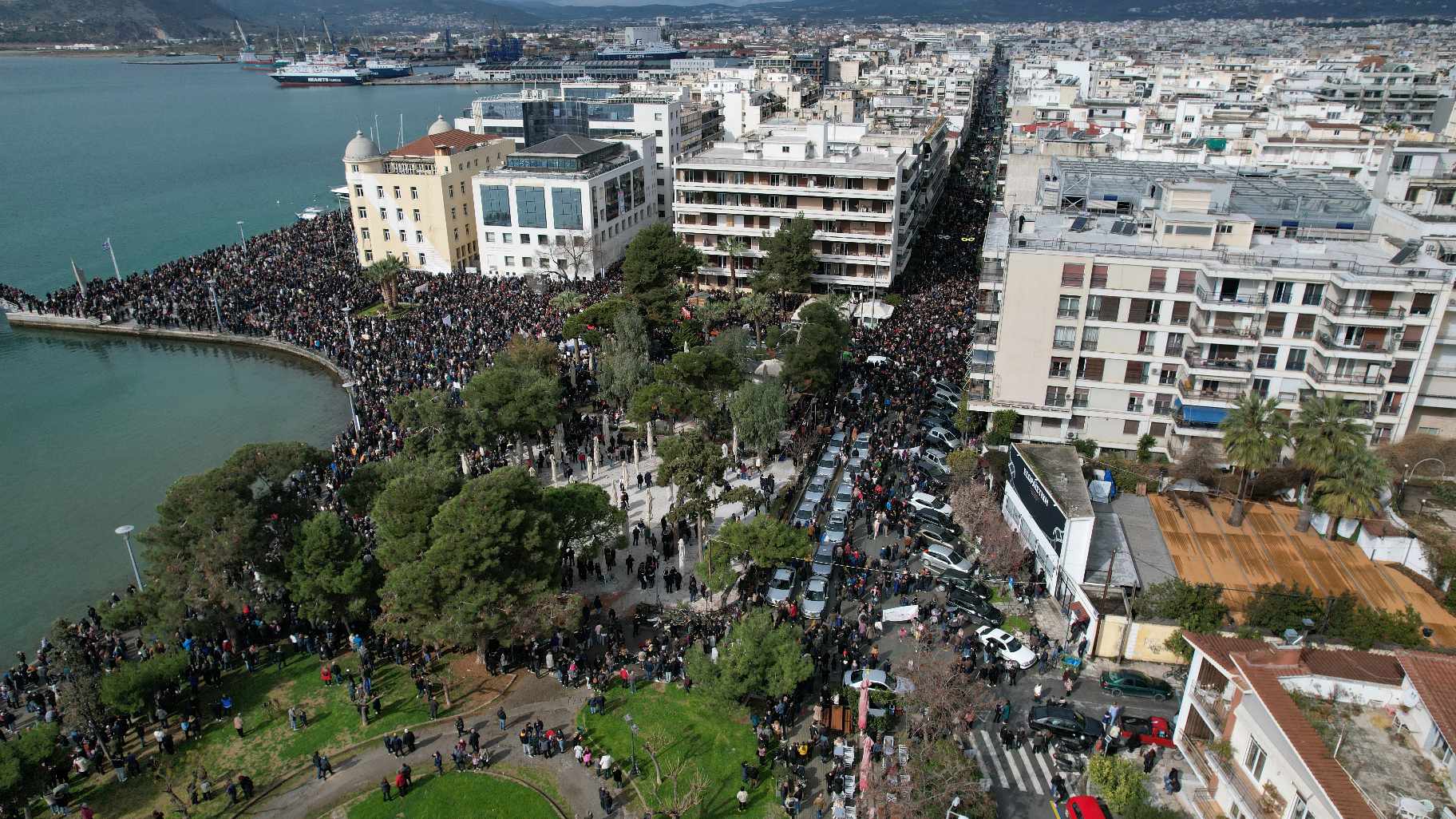 Eναέριες εικόνες: Δεκάδες χιλιάδες Βολιώτες «βούλιαξαν» το κέντρο της ...