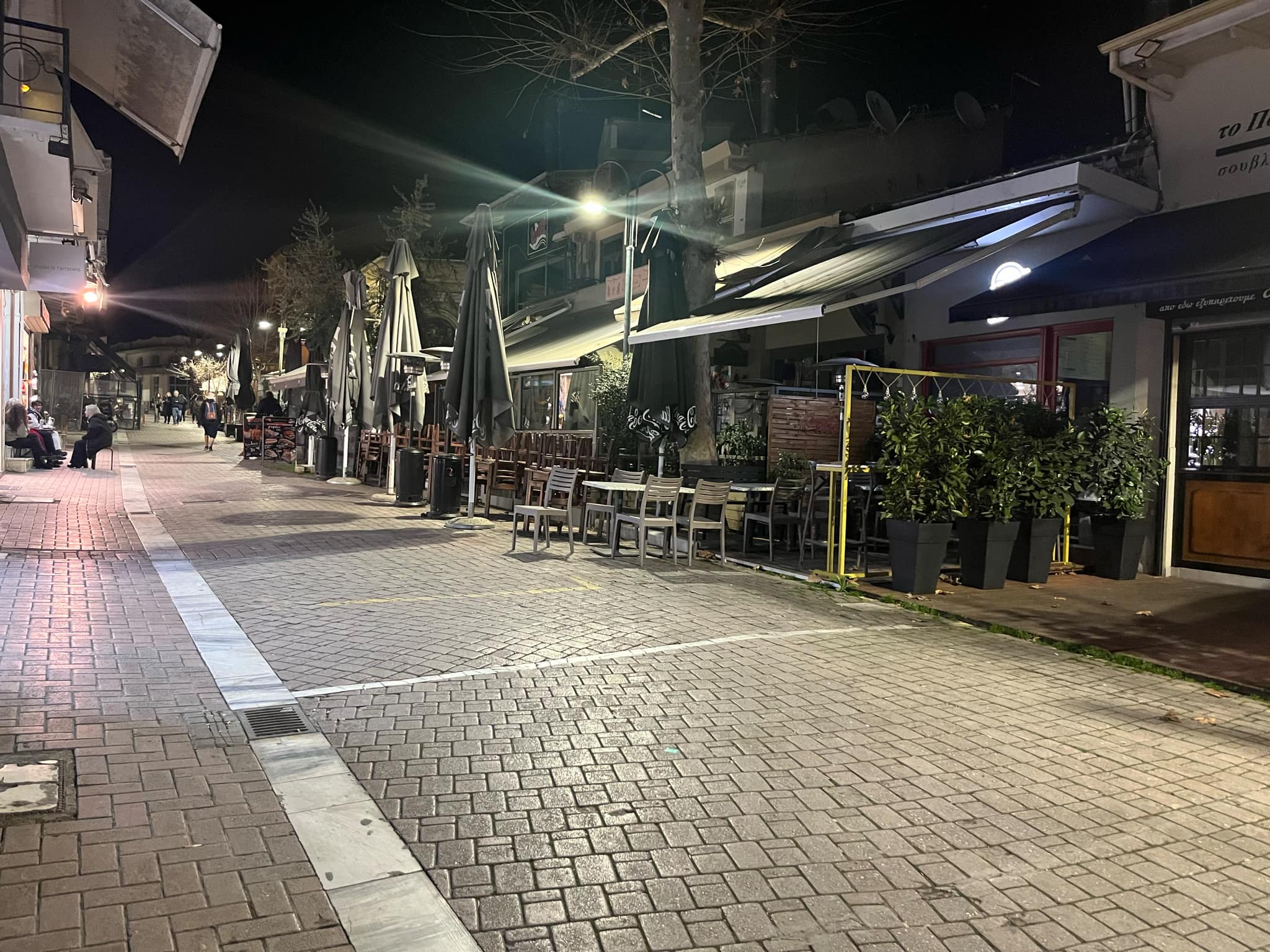 Η πόλη του καφέ κατέβασε ρολά πενθώντας για τα Τέμπη - Νέκρωσε το ...