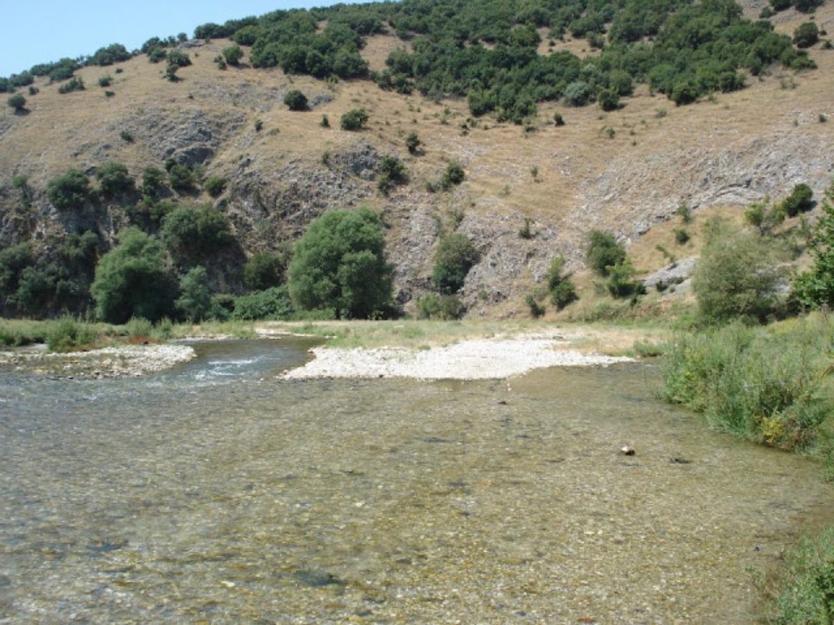 Αυτό είναι το χωριό της Λάρισας με τη σπηλιά με τις μικρές λίμνες και ...