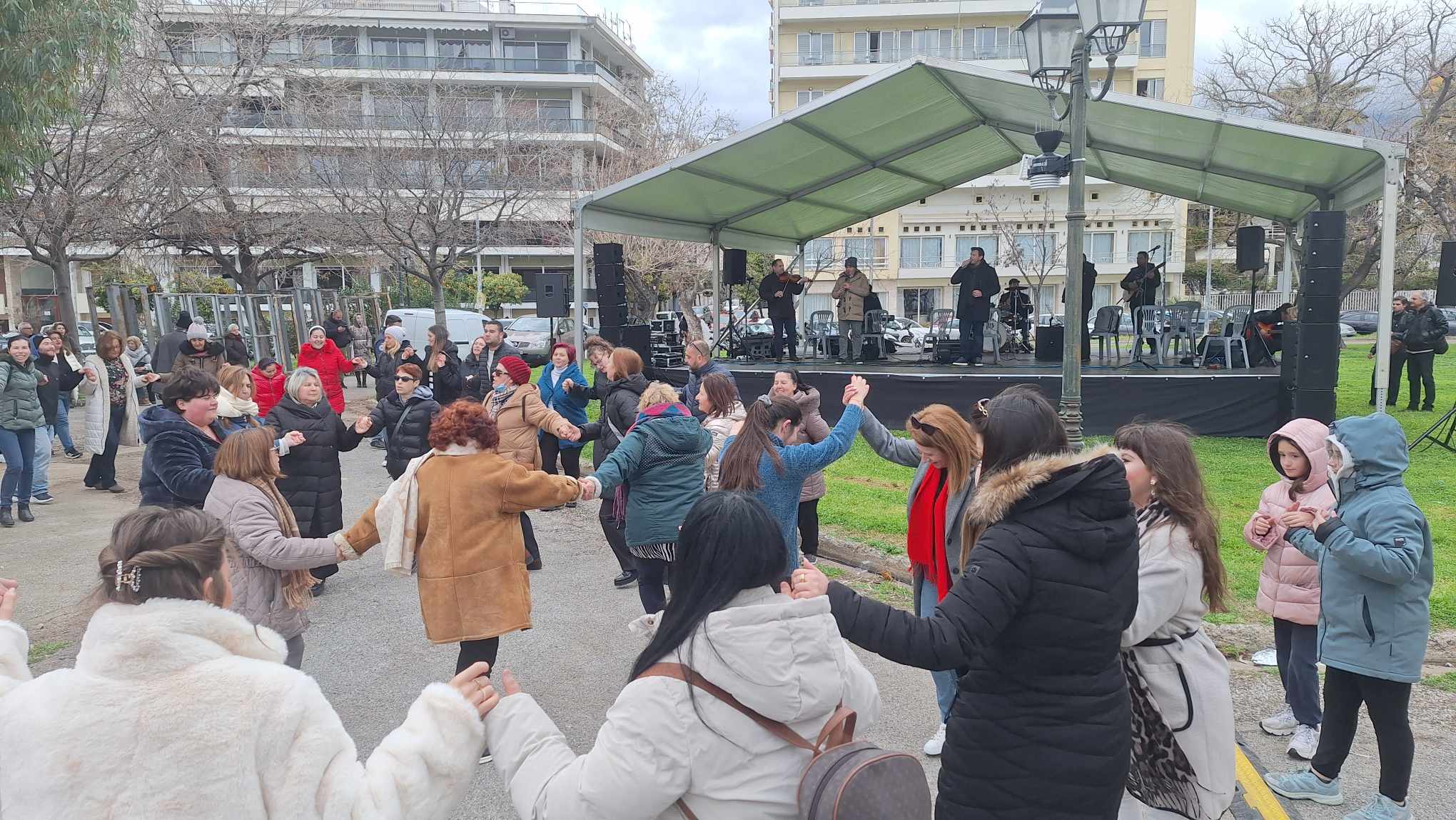 Συνεχίζεται το γλέντι στον πάρκο του Αγίου Κωνσταντίνου – Χορεύουν σε ...