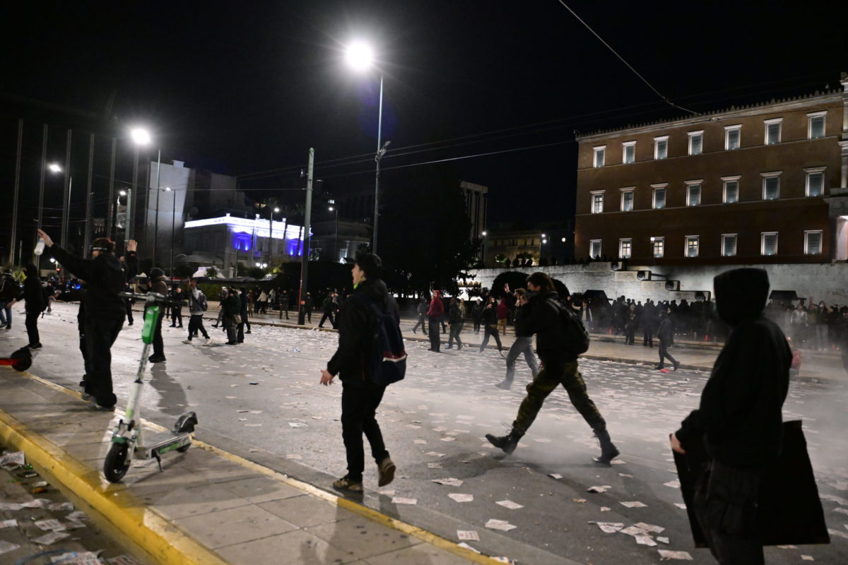 Ποινική δίωξη σε 11 συλληφθέντες για τα επεισόδια στο Σύνταγμα ...