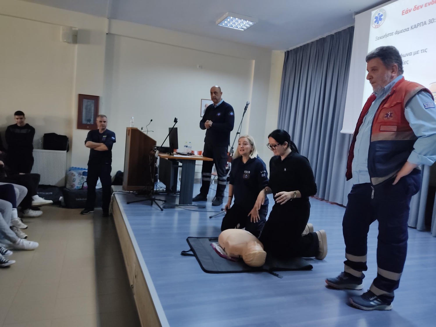 Επίσκεψη του 14 ΓΕΛ Λάρισας στο Τμήμα Αιμοδοσίας του ΠΓΝΛ (φωτό ...