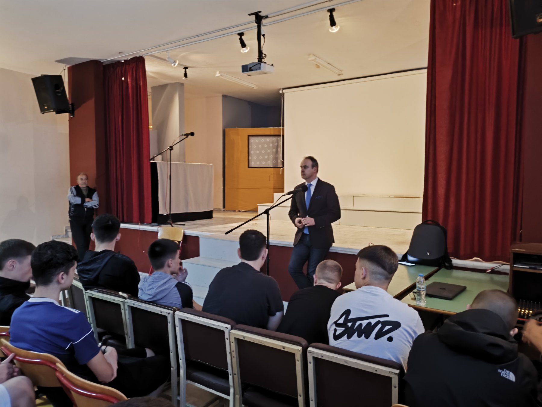 Ομιλία του προέδρου του Δικηγορικού Συλλόγου Λάρισας στο Γυμνάσιο ...