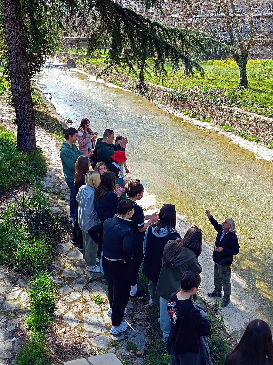 Μαθητές του 1ου ΕΠΑΛ Ελασσόνας εξερεύνησαν το ποτάμι και το πέτρινο ...