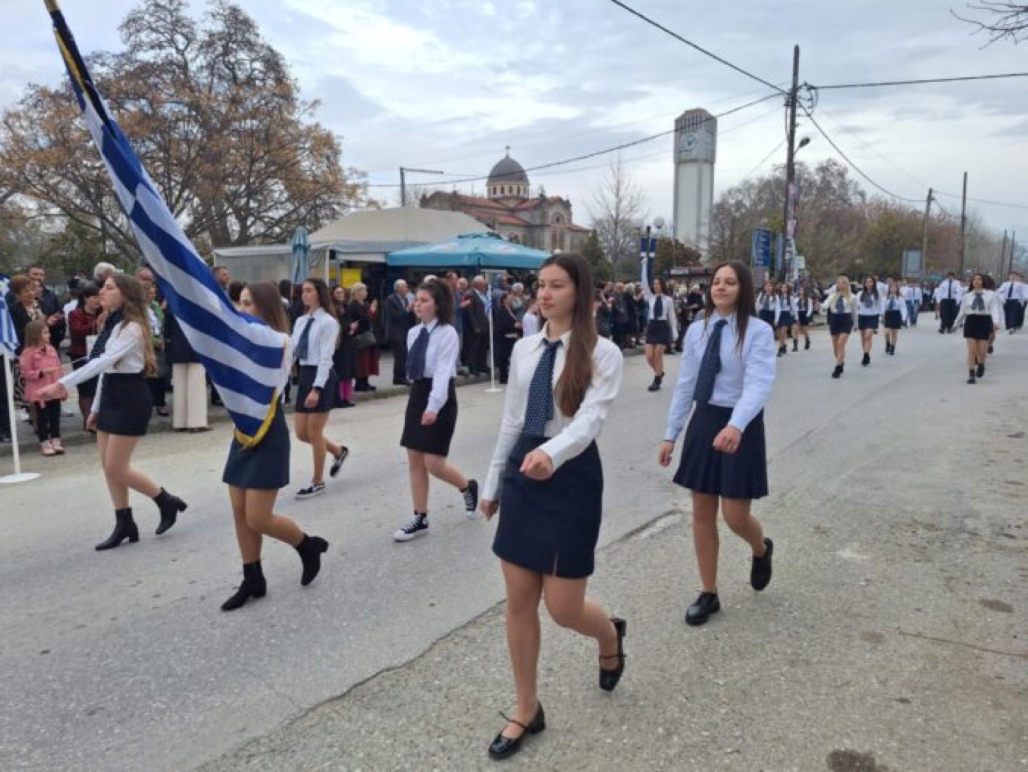 Δείτε στιγμιότυπα από την παρέλαση στον Αμπελώνα για την εθνική επέτειο ...