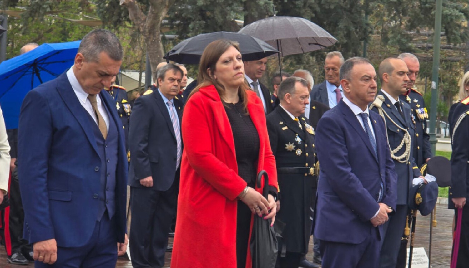 Η Ζωή Κωνσταντοπούλου αρνήθηκε να δώσει το χέρι της στον εκπρόσωπο της ...