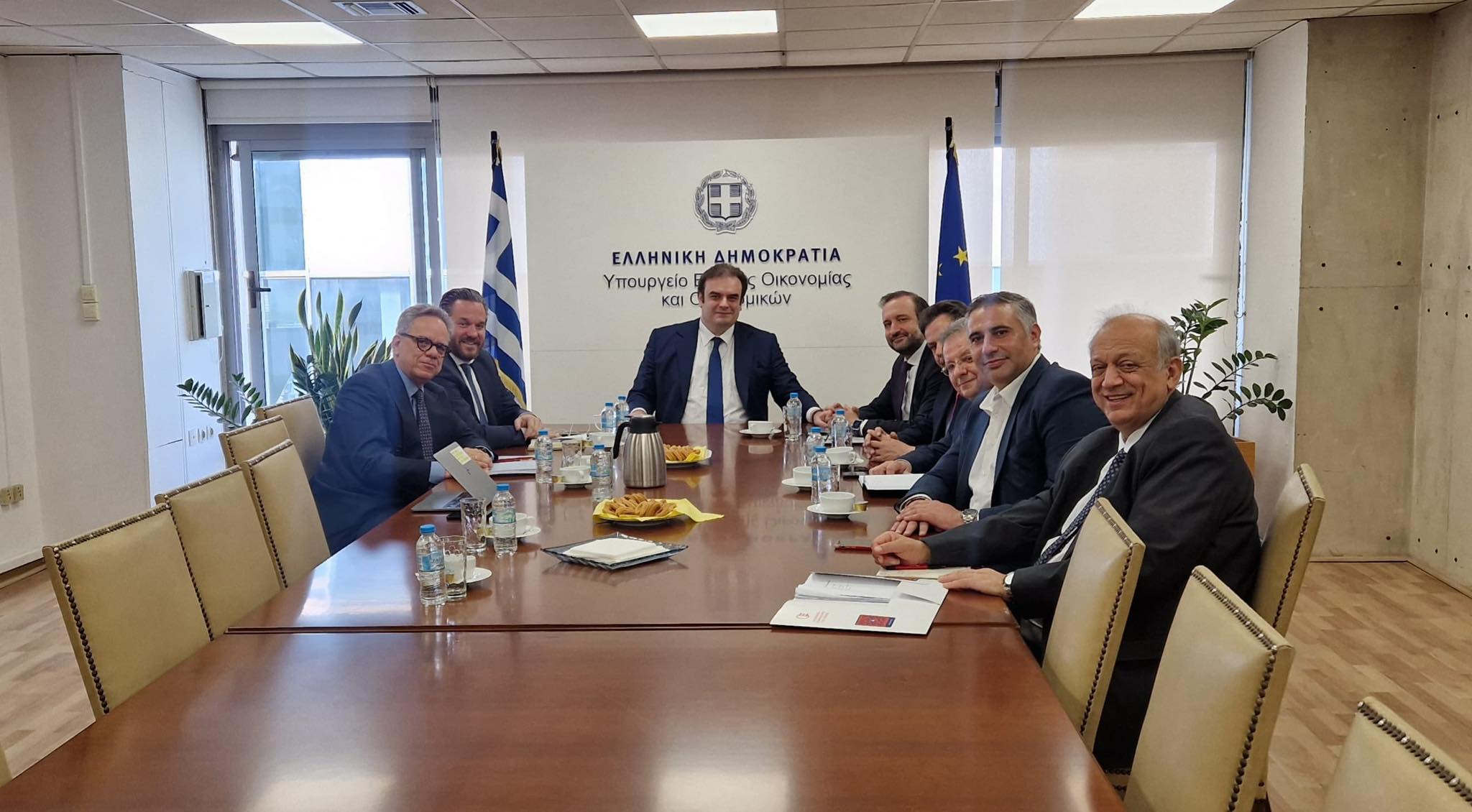 Πιερρακάκης: Συναντήθηκε με τον πρόεδρο του ΟΕΕ – Τι συζήτησαν ...