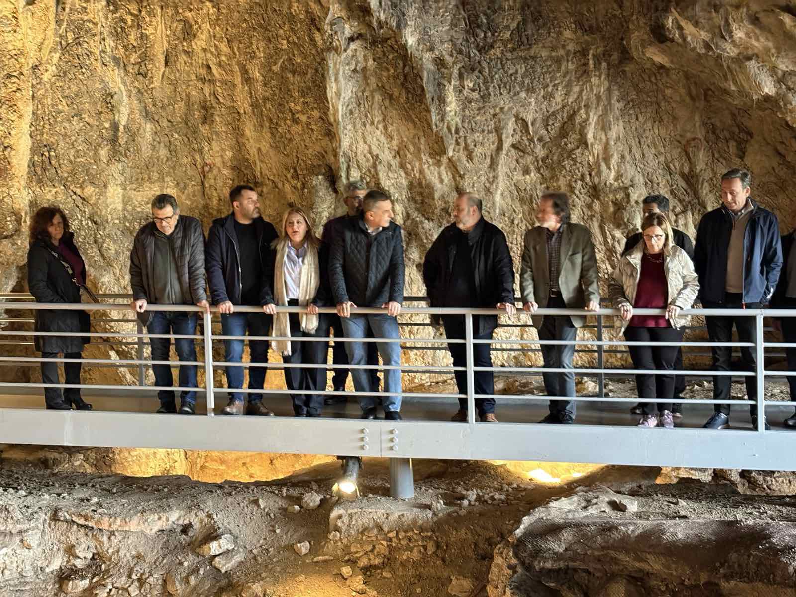 Επίσκεψη του Περιφερειάρχη Δημήτρη Κουρέτα στο Σπήλαιο της Θεόπετρας ...