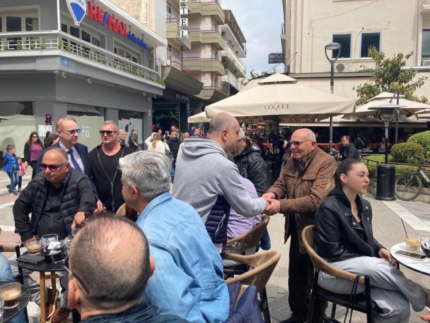Πασχαλινές ευχές Χρήστου Καπετάνου και καφές με πολίτες στην πλατεία ...