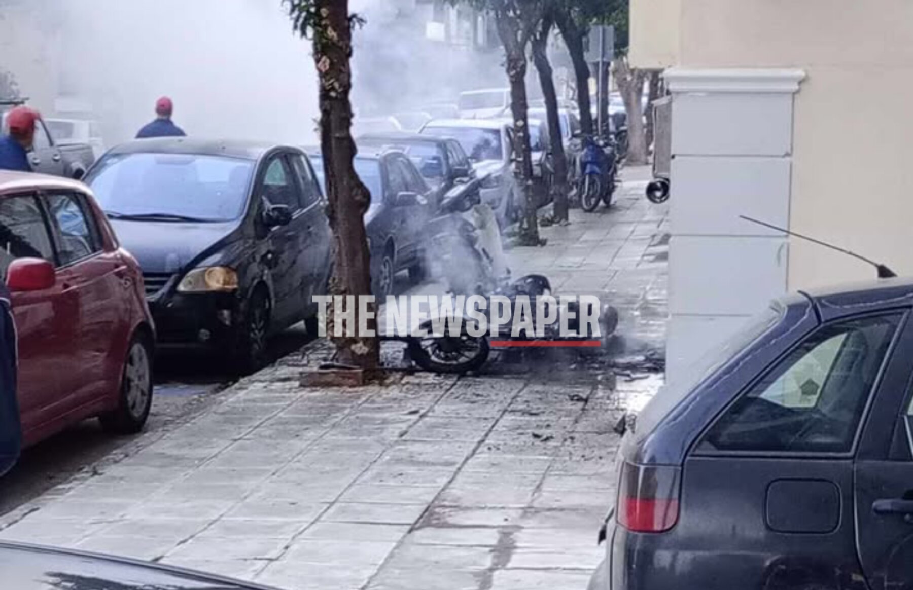 Φωτιά σε μοτοσικλέτα και κάδο στο κέντρο του Βόλου - Επεκτάθηκε σε ...