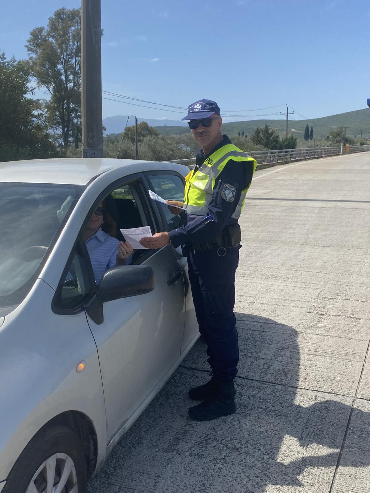 Ενημερωτικά φυλλάδια με συμβουλές οδικής ασφάλειας διένειμαν ...