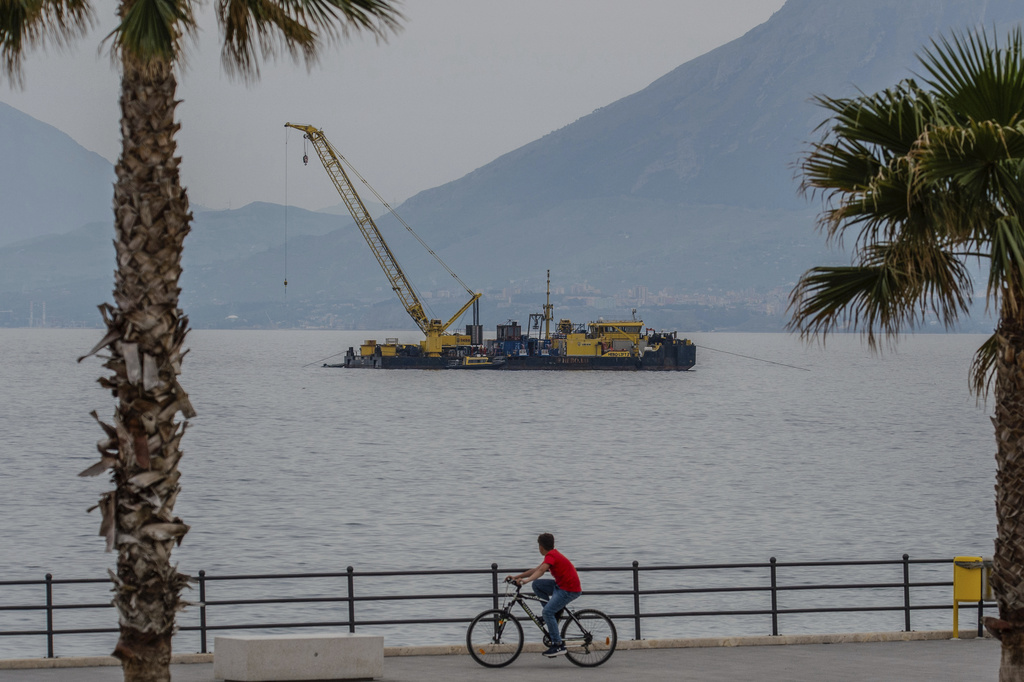 Σικελία: Ξεκίνησε η ανάσυρση του βυθισμένου σούπεργιοτ, όπου έχασαν τη ...