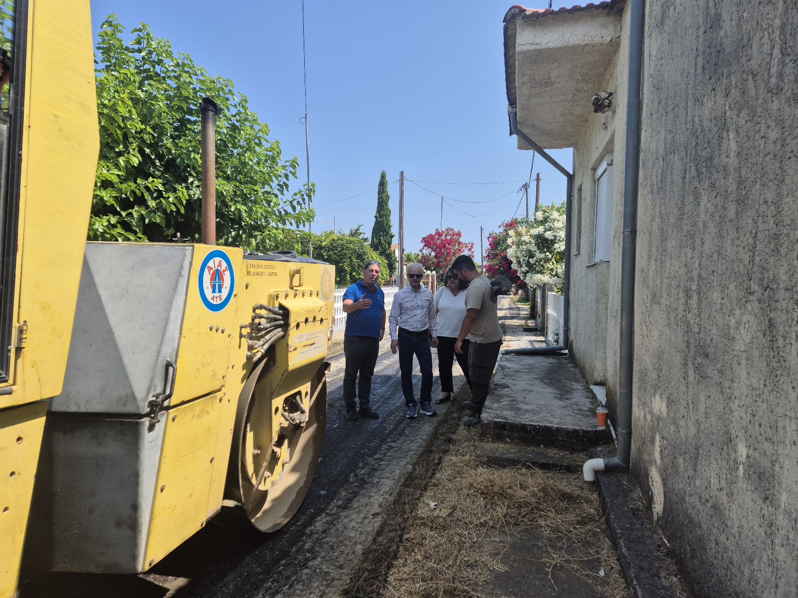 Επίσκεψη του Δημάρχου Τεμπών Γ. Μανώλη σε έργο ασφαλτόστρωσης στην ...