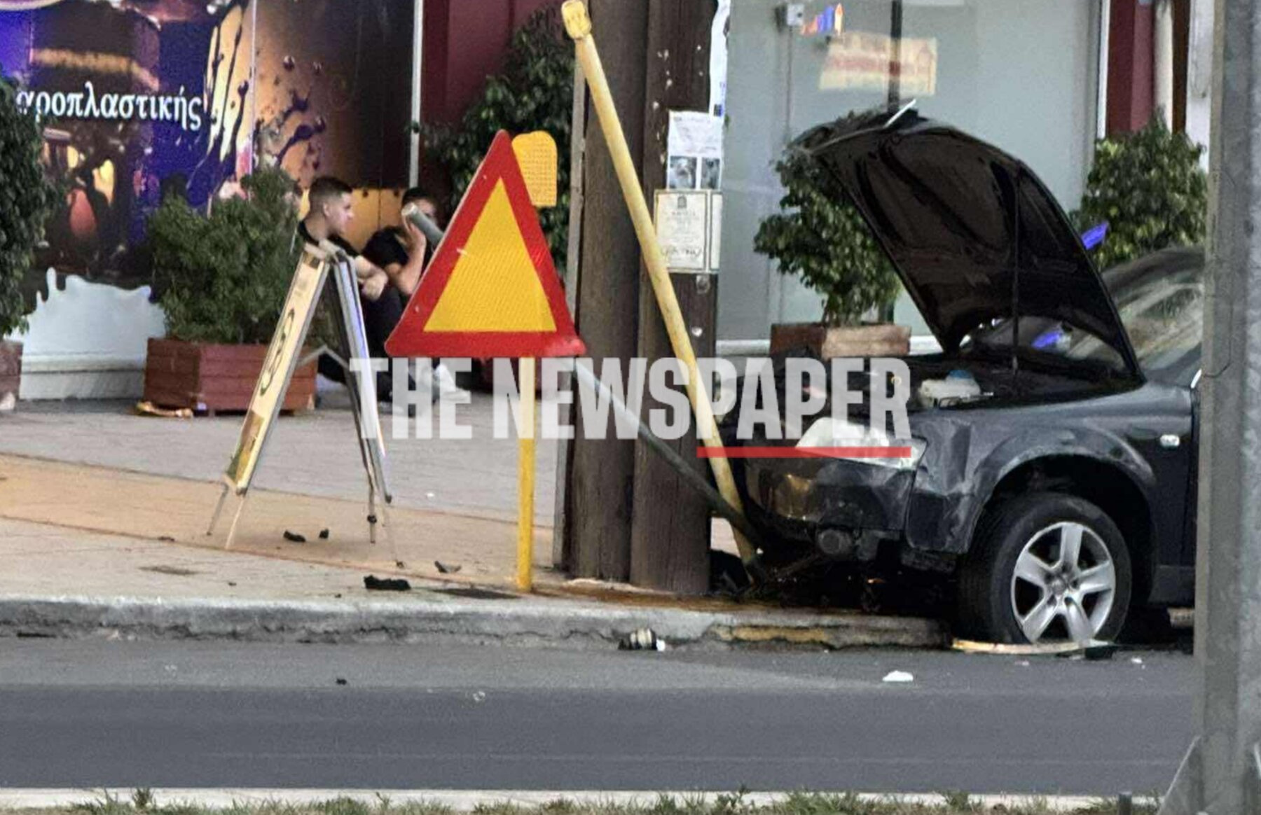 Σοβαρό τροχαίο τα ξημερώματα στον Βόλο: Αυτοκίνητο καρφώθηκε σε κολώνες ...