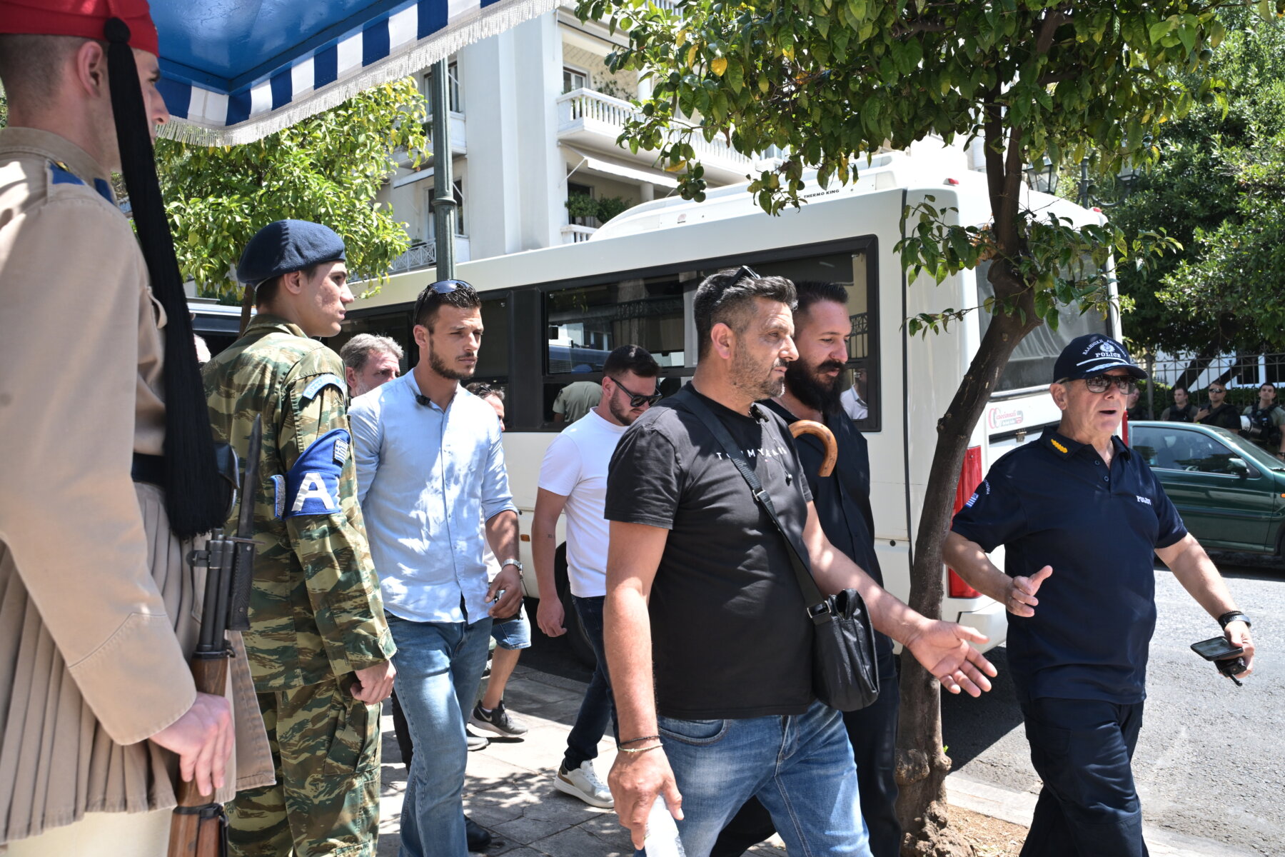 Κτηνοτρόφοι από τη Μαγνησία έξω από το Μέγαρο Μαξίμου – Δείτε εικόνες ...